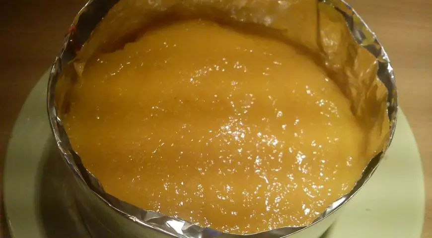 Disposez la purée d'abricot dans la forme de gâteau