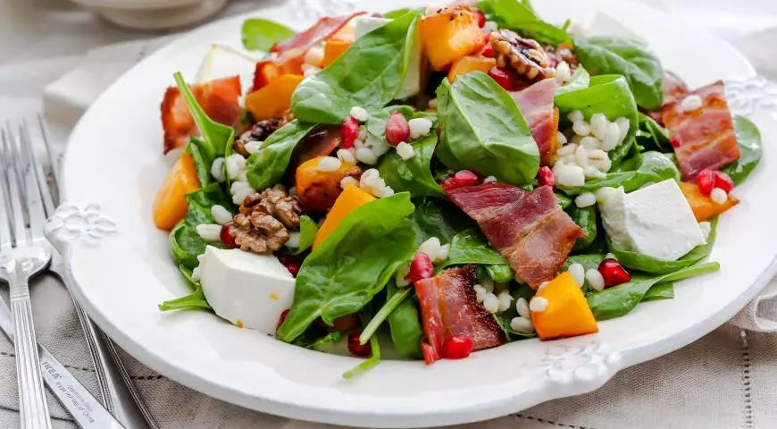 Baked Pumpkin Salad na may barley at granada