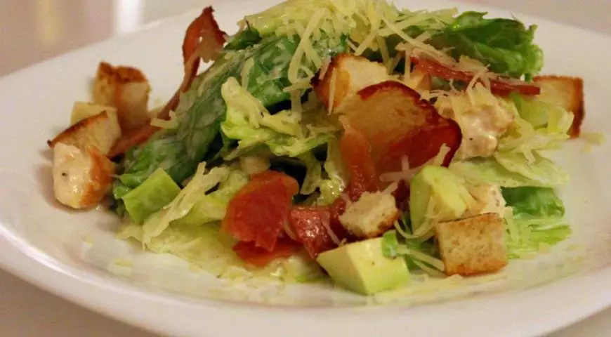 Salade César avec bacon et avocat