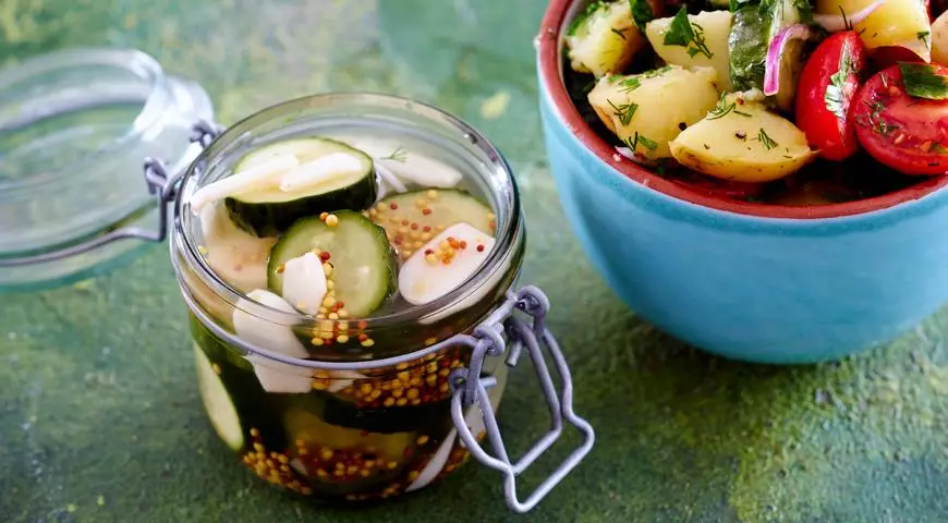 बर्गर्स आणि सलाद साठी marinated cucumbers