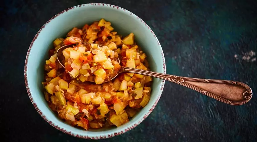 Què preparar ràpidament per a l'hivern ara mateix: cirera salada, tomàquets secs, cogombres picants i altres llaminadures 63102_5