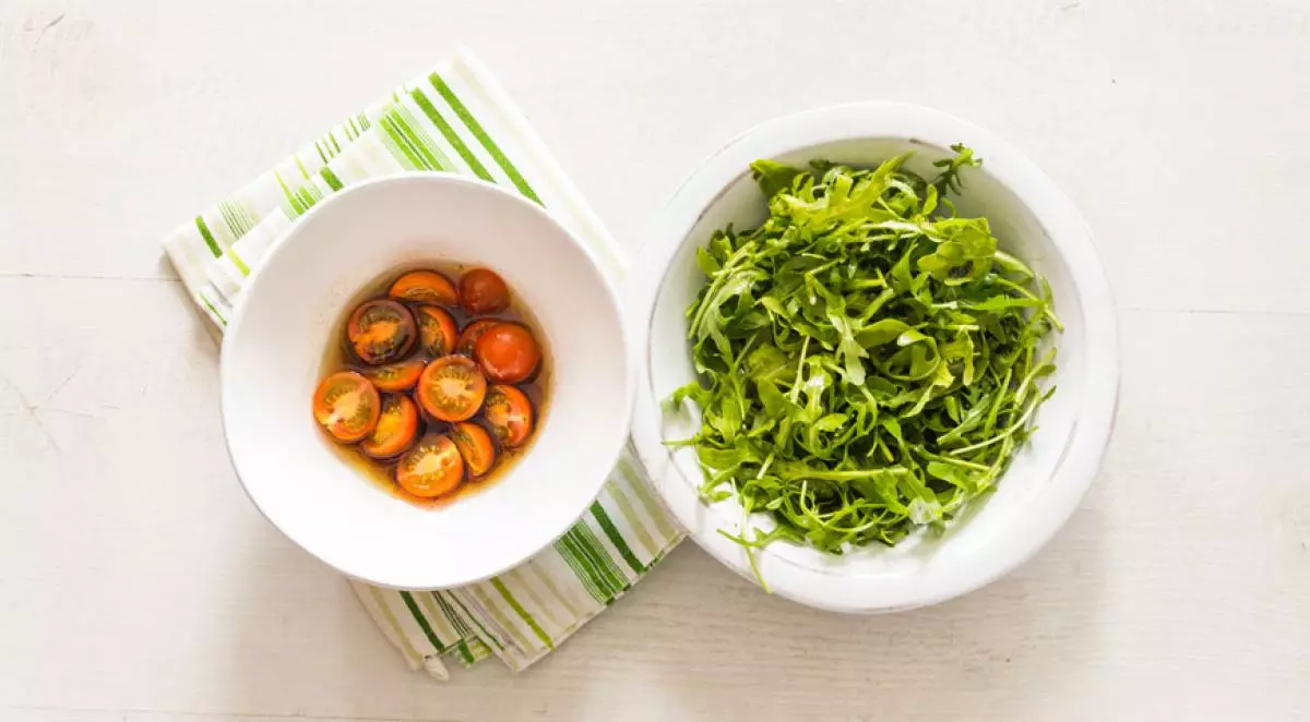 Stok Foto Memasak Resipi: Tartlet dengan Keju Krim Dengan Tomato, Zucchini dan Arugula, Langkah Nombor 7