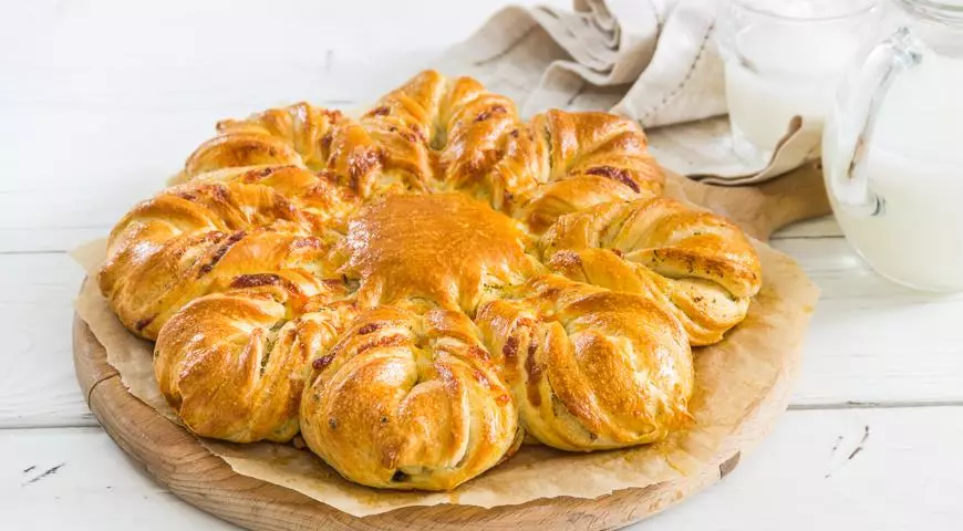 Starbread pẹlu awọn ewe ati warankasi