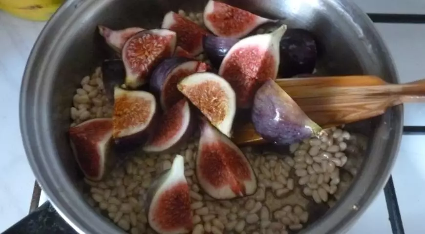 सिडर नट्स, मध आणि लिंबाचा रस सह Fry Figs