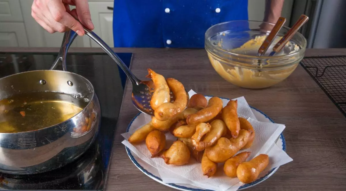 Els rosquilles a casa, poseu-hi rosquilles preparades en una tovallola de paper