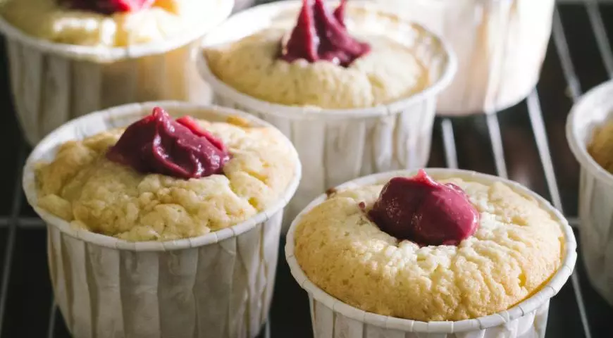 Fill the cupcakes with raspberry kurd