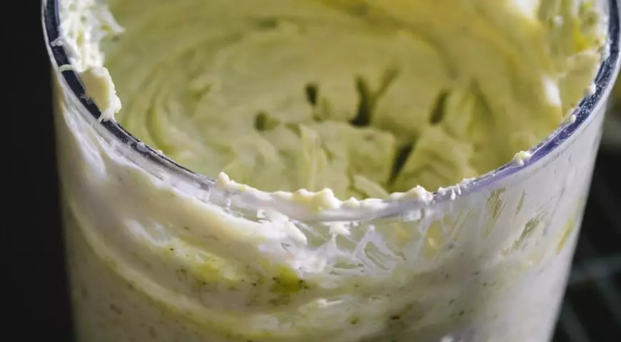 Adicione queijo cremoso em pasta de pistache e bata antes da formação de creme