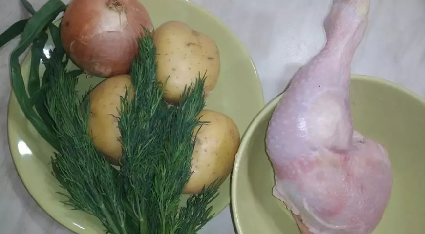 Stock Foto Receptura gotowania: zupa dietetyczna z mięsem z kurczaka, ziemniakami, sztywate Mini Penne i zieleni, krok numer 1