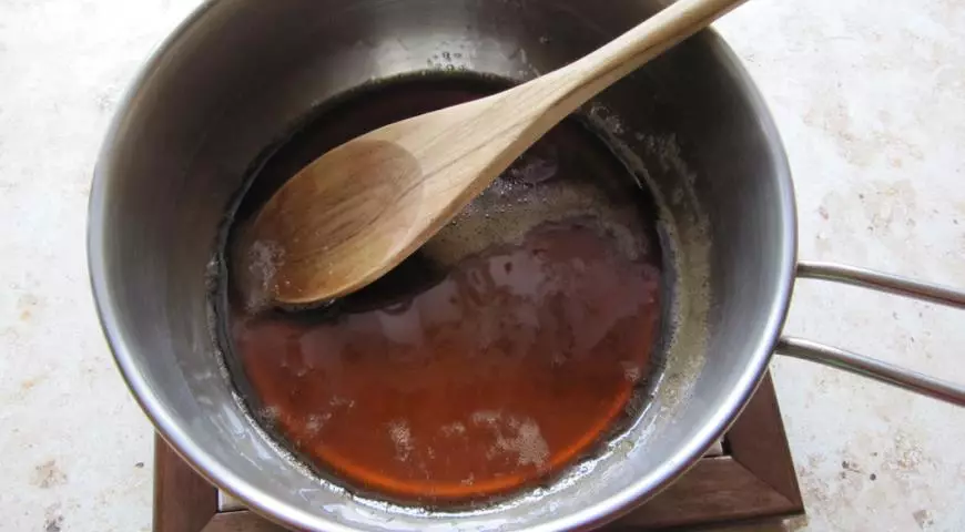 Kochen Sie Sirup, um zum Brei hinzuzufügen