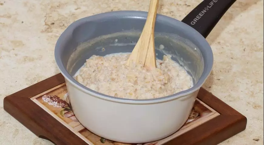 Brei aus einem Gemisch aus Flocken 5 Getreide und Milch kochen