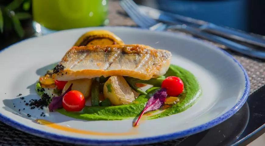 PIKE PERCH-FILET met groene erwtenroom en groenten