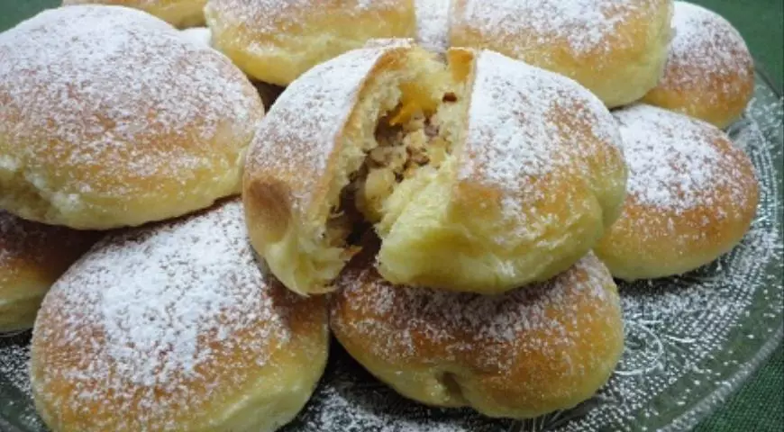 Bolas turcas com nozes polvilhadas com açúcar em pó e servem para a mesa