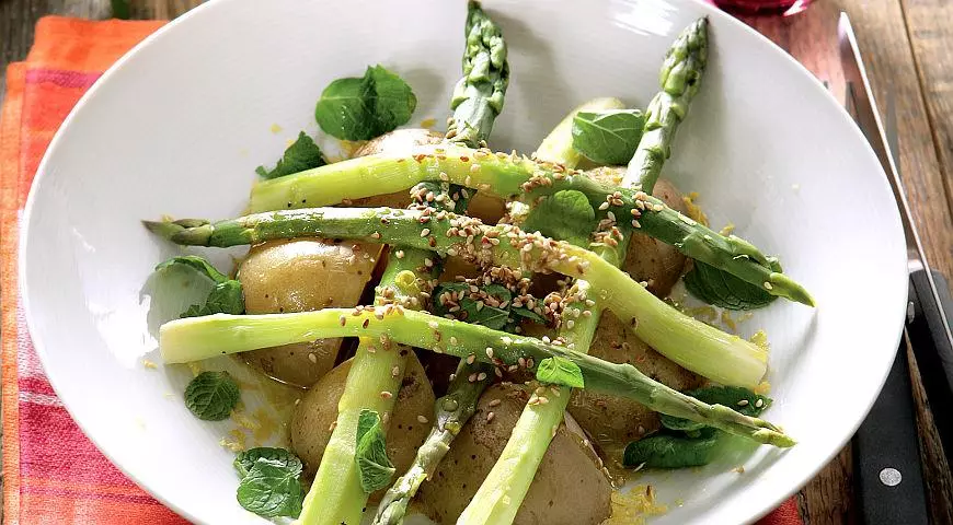Salad haneut tina kentang ngora sareng asparagus