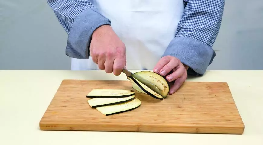 Foto de stock Receita de cocina: Rollos de berinjela con noces, paso número 1