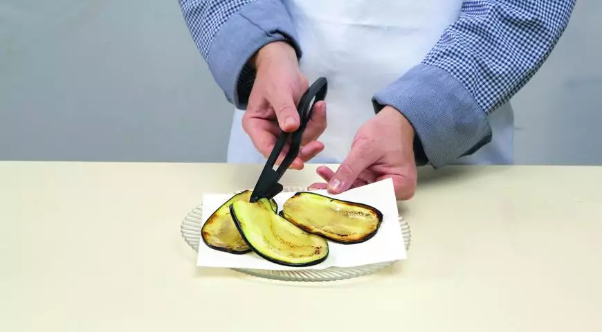 Foto de stock Receita de cocción: rollos de berinjela con noces, paso número 2