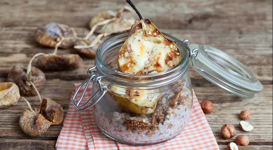 Alforfón con higos secos, pera, asado a la parrilla y al horno con queso de cabra