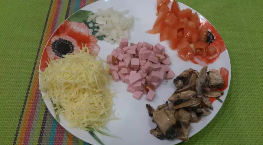 Nakrájajte ingrediencie pre omeletu a roštu