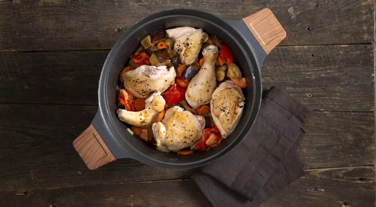 Stock Foto Cooking Recipe: Stewed Chicken kun legomoj en Kazan, Paŝo numero 6