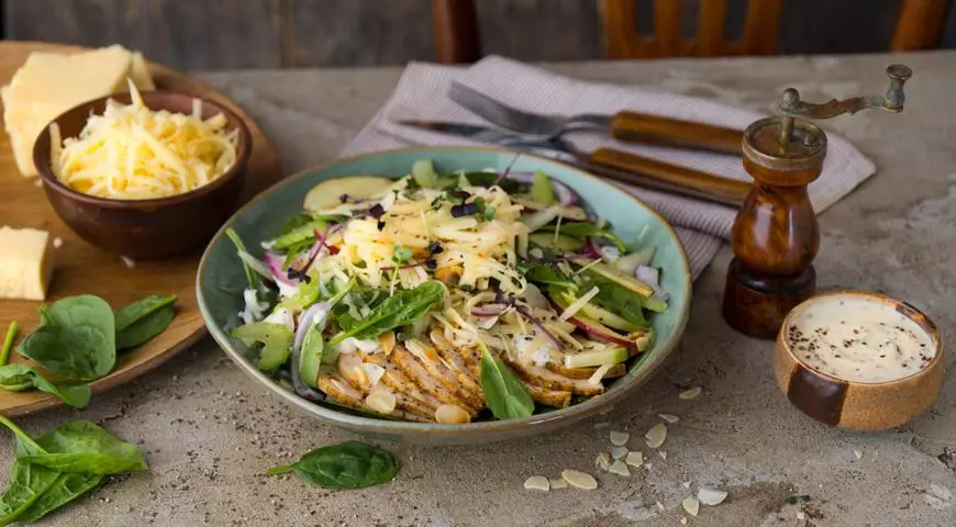 Salad nga adunay manok, mansanas ug keso