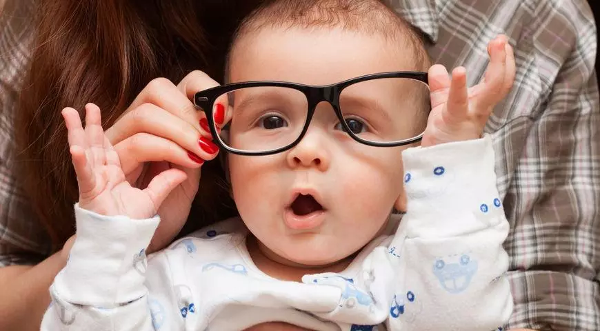 Bebé en las gafas de mamá