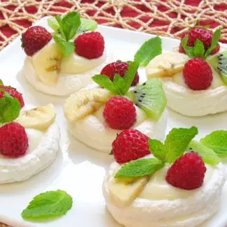 கிரீம் மற்றும் பழம் கொண்ட meringue.