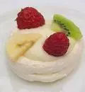 Meringue me krem ​​dekoroj fruta dhe manaferrat