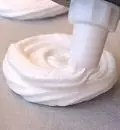 Meringue सिरिंज में स्थानांतरित, पक्षों के साथ सीमाओं को बनाते हैं