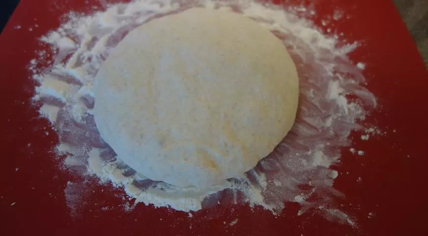 วางขนมปังที่เกิดขึ้นบนเสื่ออบและทำความสะอาดในที่อบอุ่น