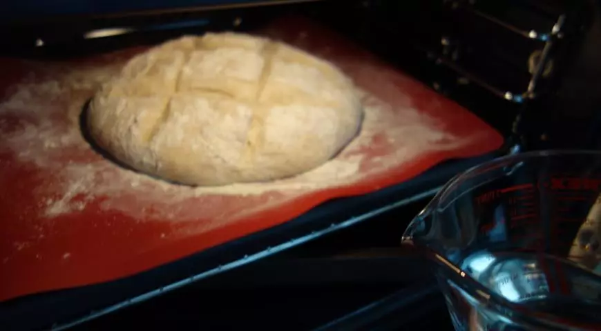 Colocar pão de farinha de grão integral assada no forno