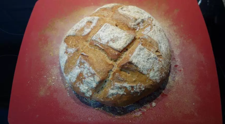 Assar pão de farinha de grão integral para cor dourada