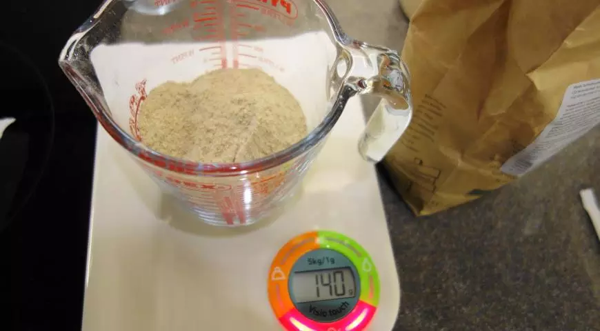 Medir 140 g de farinha de grão integral