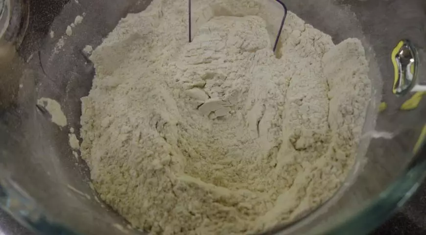 Misture dois tipos de farinha