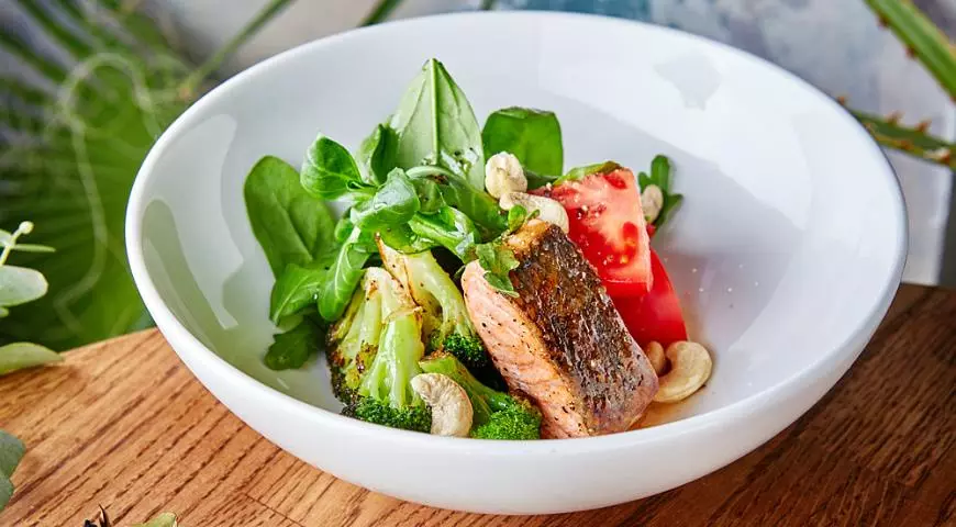 Saumon, avocat, purée, brocoli, bataille, feuilles de salade, noix de cajou