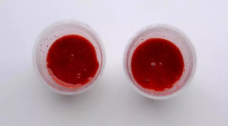 Mag-ipon ng isang strawberry mashed molding at ilagay sa freezer