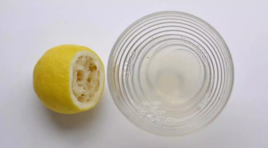 Keverje össze a citromlét vízzel és cukorral, öntsön eper burgonyapürével