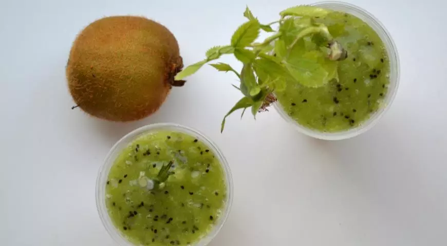 Ilagay ang kiwi sa lemon layer at freeze.