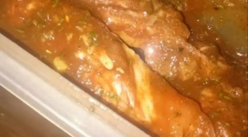 Costillas de cerdo marinadas y retire el refrigerador por la noche.