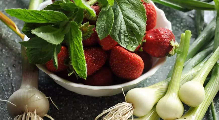 Sise obe pẹlu strawberries ati alubosa