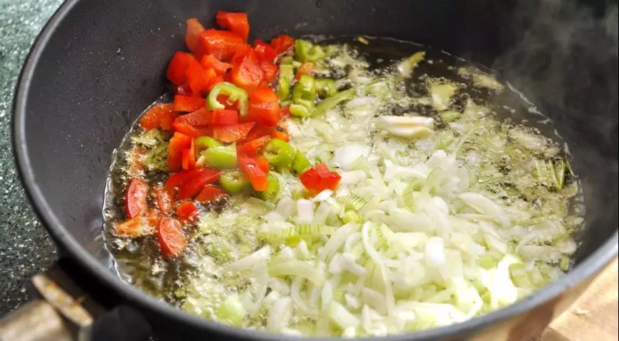 Masak saos sareng strawberry sareng bawang