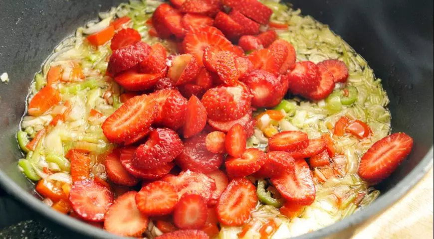 Saos sareng strawberry sareng ruku gourmet