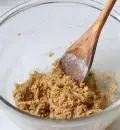Engade unha fariña tamizada con sosa e sal a ingredientes líquidos
