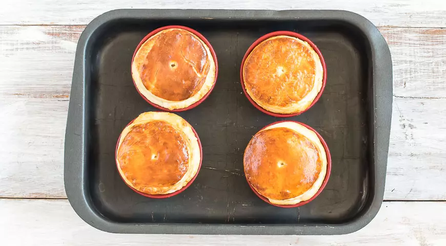 Фото приготовления рецепта: Порционные английские пироги из курицы в горшочке, шаг №8