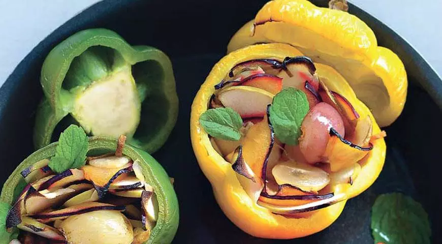 Peppers stuffed with fruit 2