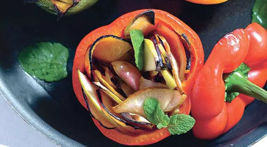 Peppers stuffed with fruit 3
