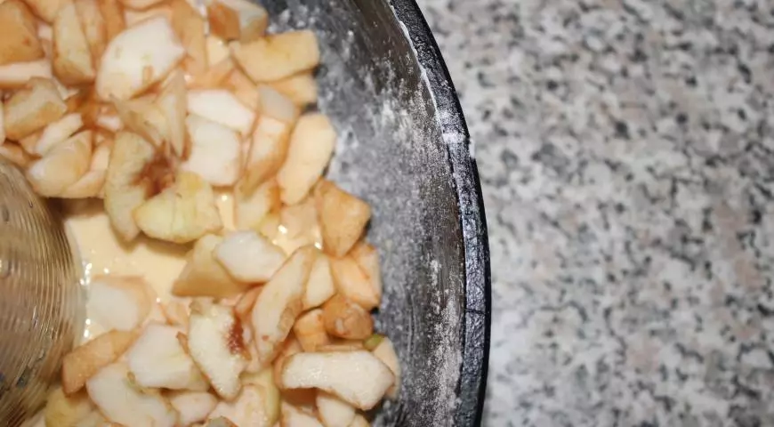 A curor és az almák elhelyezése a charlotics sütés formájában