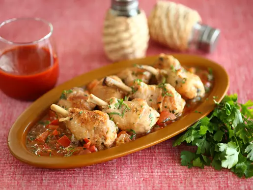 Pollo guisado en salsa de vino