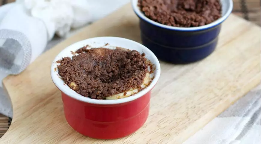 Caçarola de requeijão gentil com cintas de chocolate crocante