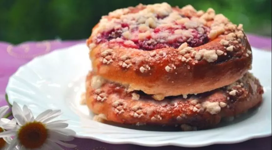 Strawberry buns sa slatkim strazhelom