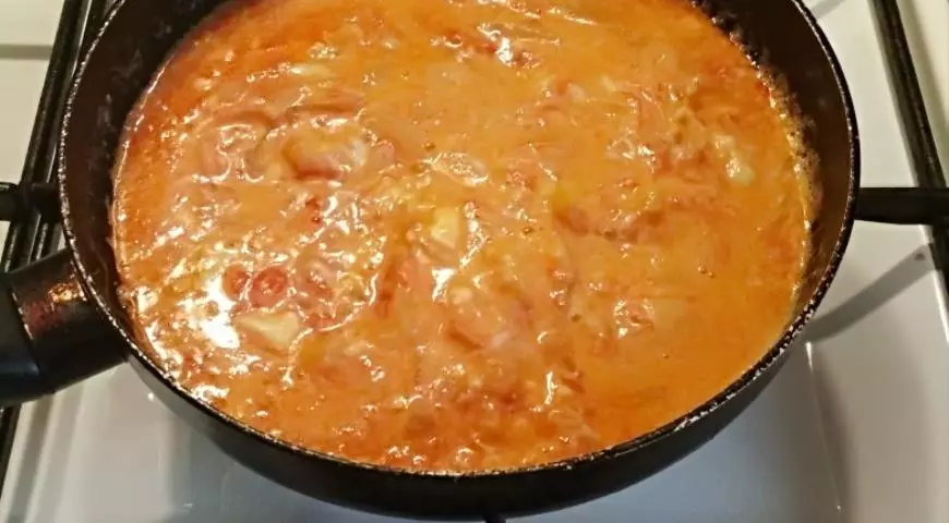 Lisää vihanneksia Menemen munia, haudutta kunnes valmius