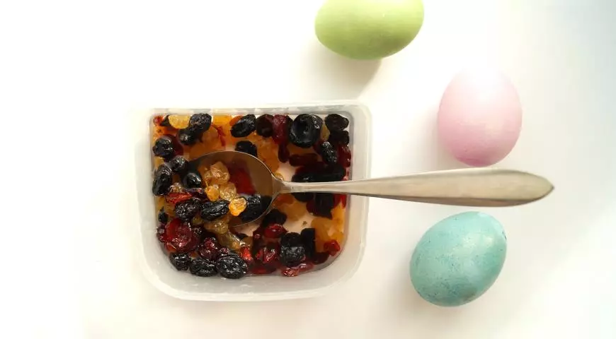 Fun kikun Illa Illa raisins, Cranberry ati ki o tú omi mimu